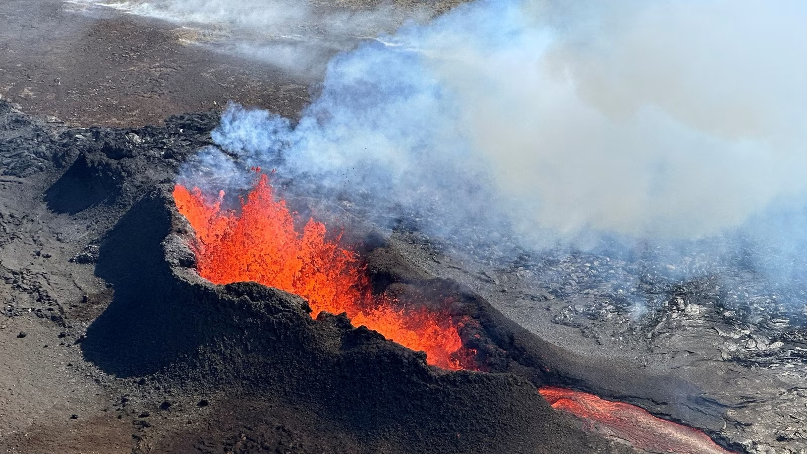 ഇന്തോനേഷ്യയിൽ അഗ്നിപർവതം പൊട്ടിത്തെറിച്ചു; 11 പേർ മരിച്ചു - Malayali24